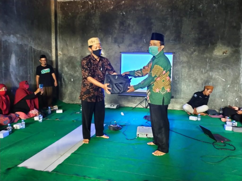 Peringati Harlah Ke-51, MTs Ma'arif NU 1 Cilongok Hibahkan LCD Proyektor - NU Online Banyumas